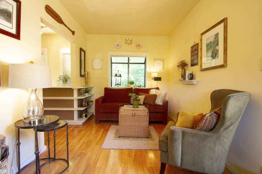 The Attic At The Red Chateau - Russian River Wine Valley - Occidental, CA