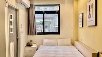Quarto Quádruplo Familiar | Edredões de penas, secretária, cortinas/cortinados opacos