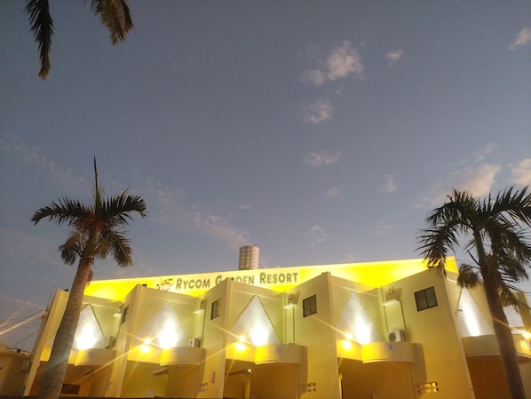 Fachada da propriedade à noite