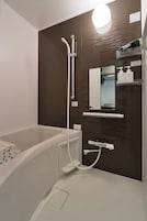 Apartamento Básico (with Loft (2F) – No Elevetor) | Casa de banho | Um polibã e uma banheira separados, artigos de higiene pessoal grátis