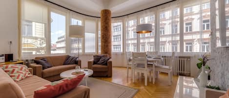 Apartamento conforto, sacada | Sala de estar