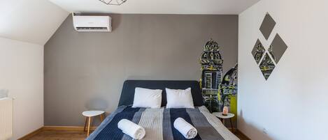 Apartamento urbano, várias camas | 4 quartos, escrivaninha, cortinas blackout, quartos à prova de som