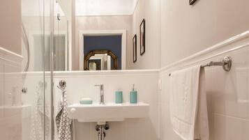 Apartamento Deluxe (APART 4B) | Casa de banho | Um polibã, um chuveiro fixo, um secador de cabelo, toalhas fornecidas