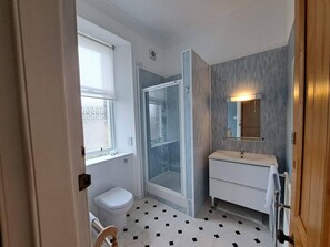 Economy Double Room, 1 Queen Bed with Sofa bed, Golf View, Shared Bathroom | Casa de banho | Um polibã, artigos de higiene pessoal grátis, um secador de cabelo