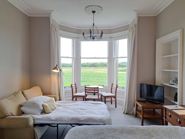 Economy Double Room, 1 Queen Bed with Sofa bed, Golf View, Shared Bathroom | Com decoração personalizada, com mobília individualizada