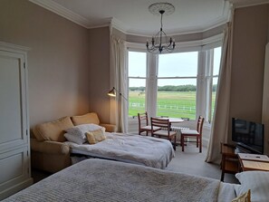 Economy Double Room, 1 Queen Bed with Sofa bed, Golf View, Shared Bathroom | Com decoração personalizada, com mobília individualizada