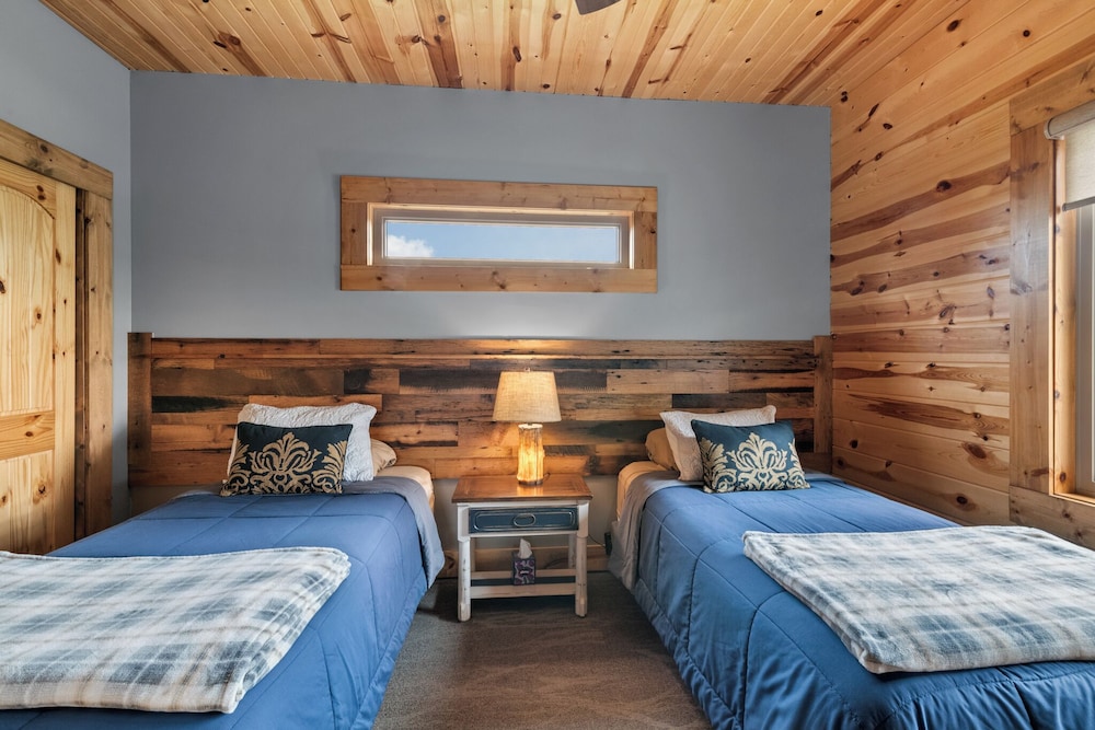 Luxury Cabin Overlooking Lake Wanahoo - Omaha, NE