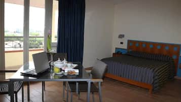 Cofre no quarto, secretária, berços/camas para crianças grátis