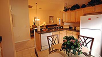 Um frigorífico, um micro-ondas, uma máquina de lavar louça