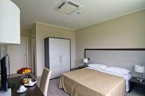 Minibar, cofre no quarto, secretária, quartos insonorizados 