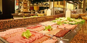 Café da manhã completo grátis todos os dias