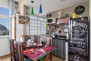 Apartamento Romântico, 1 quarto, vista para a montanha, em frente à praia | Cozinha privada | Um frigorífico/congelador grande, um micro-ondas, um forno