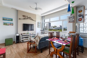 Apartamento Romântico, 1 quarto, vista para a montanha, em frente à praia | Sala de estar | Televisor de ecrã plano de 47 polegadas com canais por cabo, televisor