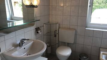 Casa (incl. 40€ Cleaning Fee) | Casa de banho | Uma combinação polibã/banheira, uma banheira de imersão total