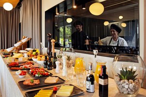 Café da manhã com buffet grátis todos os dias