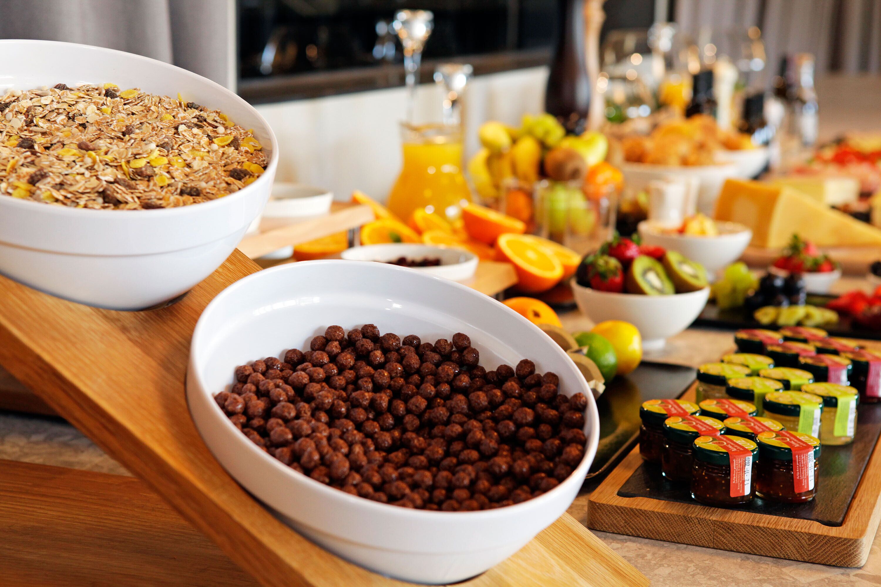 Um buffet de café da manhã com diversos alimentos e bebidas.