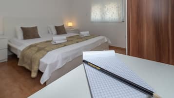 Apartamento Superior, 1 cama queen-size e sofá-cama, varanda, vista parcial para o mar | 1 quarto, cofre no quarto, secretária