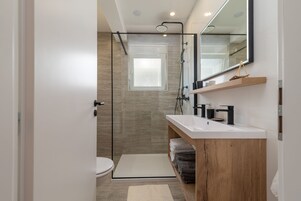 Apartamento de Luxo | Casa de banho | Um polibã, um secador de cabelo, toalhas fornecidas 