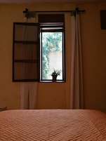 Roupas de cama premium, escrivaninha, ferros/tábuas de passar roupa