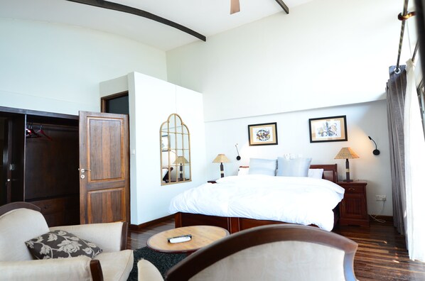 Villa Deluxe, 4 quartos, vista para o oceano | 1 quarto, cofre no quarto, Wi-fi grátis, roupa de cama fornecida 