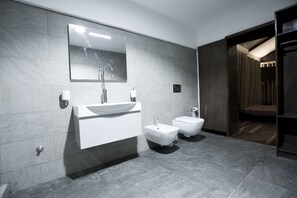 Villa Deluxe, 4 quartos, vista para o oceano | Casa de banho | Um polibã, artigos de higiene pessoal grátis, toalhas fornecidas 