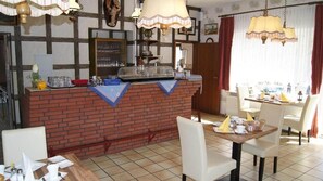 Pequeno-almoço tipo buffet diário (12.90 EUR por pessoa) 