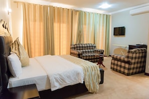 Suíte luxo, acessível | Cofres nos quartos, escrivaninha, Wi-Fi de cortesia, roupa de cama