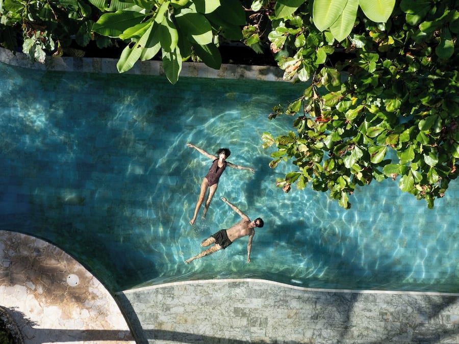 Piscina exterior, guarda-sóis, espreguiçadeiras