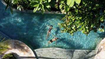 Piscina externa, guarda-sóis, espreguiçadeiras