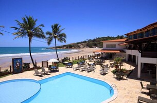 Piscina externa, funciona das 8h às 20h, guarda-sóis, espreguiçadeiras