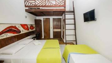 Quarto com duas camas, uma cama beliche, uma televisão e uma escada.