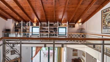 Vila panorâmica, 3 quartos | Área de estar | TV de tela plana, lareira