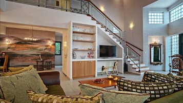 Vila panorâmica, 3 quartos | Sala de estar | TV de tela plana, lareira