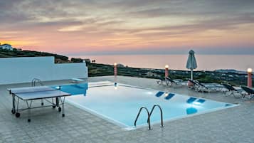 Piscina externa, guarda-sóis, espreguiçadeiras