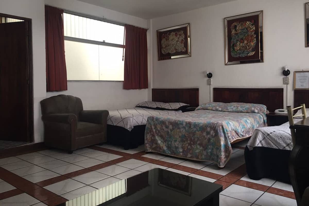 Quarto triplo clássico, várias camas, para não fumantes | Cofres nos quartos, escrivaninha, Wi-Fi de cortesia, roupa de cama