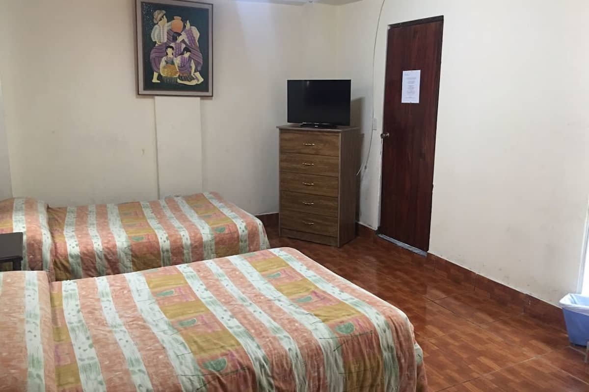 Quarto casal clássico, várias camas, para não fumantes | Cofres nos quartos, escrivaninha, Wi-Fi de cortesia, roupa de cama