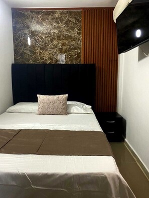 Quarto Duplo Básico, 1 cama de casal, não fumadores | Cofre no quarto, camas desdobráveis/extra grátis, Wi-fi grátis