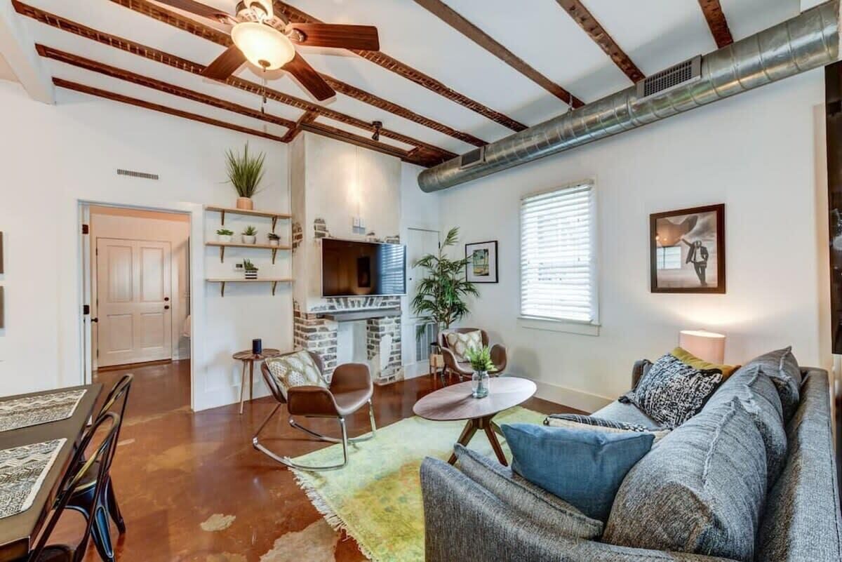 King Street- Historic Renovation W/ Parking+bikes! - Charleston, SC