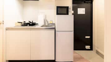 Geladeira, micro-ondas, cooktop, talheres/pratos/utensílios de cozinha