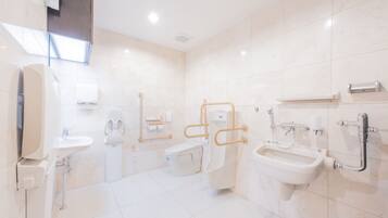 Casa de banho moderna com lavatório, sanita, bidé e mictório.