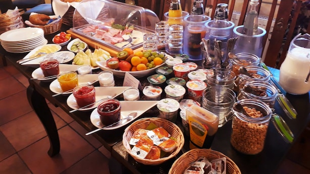 Uma mesa de buffet com diversos alimentos e bebidas.
