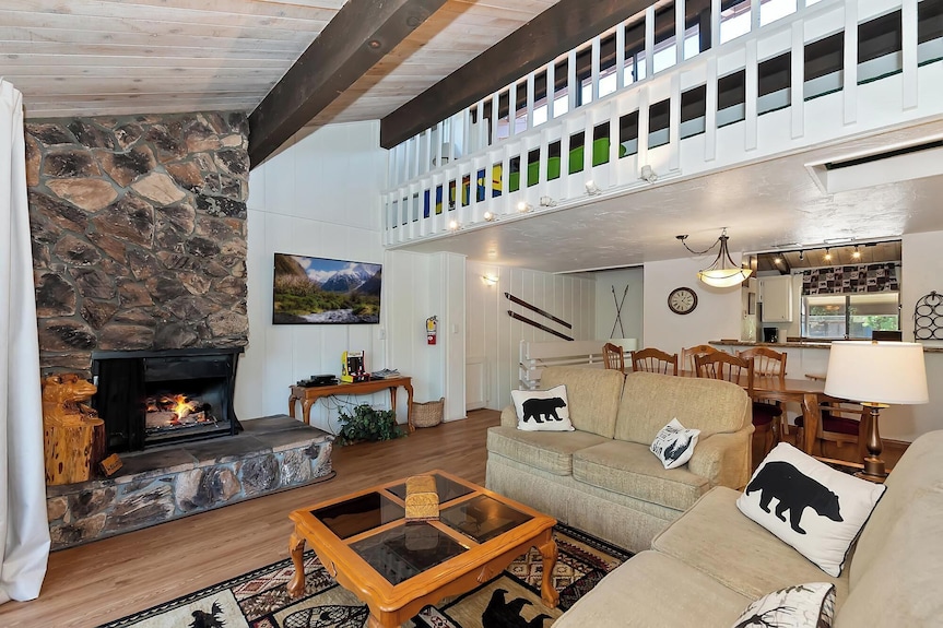 Snow Summit Ridge: A Poca Distancia De La Cumbre De La Nieve! ¡Televisión Por Cable! ¡Piscina Comunitaria! ¡Cubierta! ¡Patio! - California