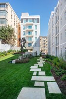 Um conjunto habitacional moderno com jardim bem cuidado e um caminho acessível.