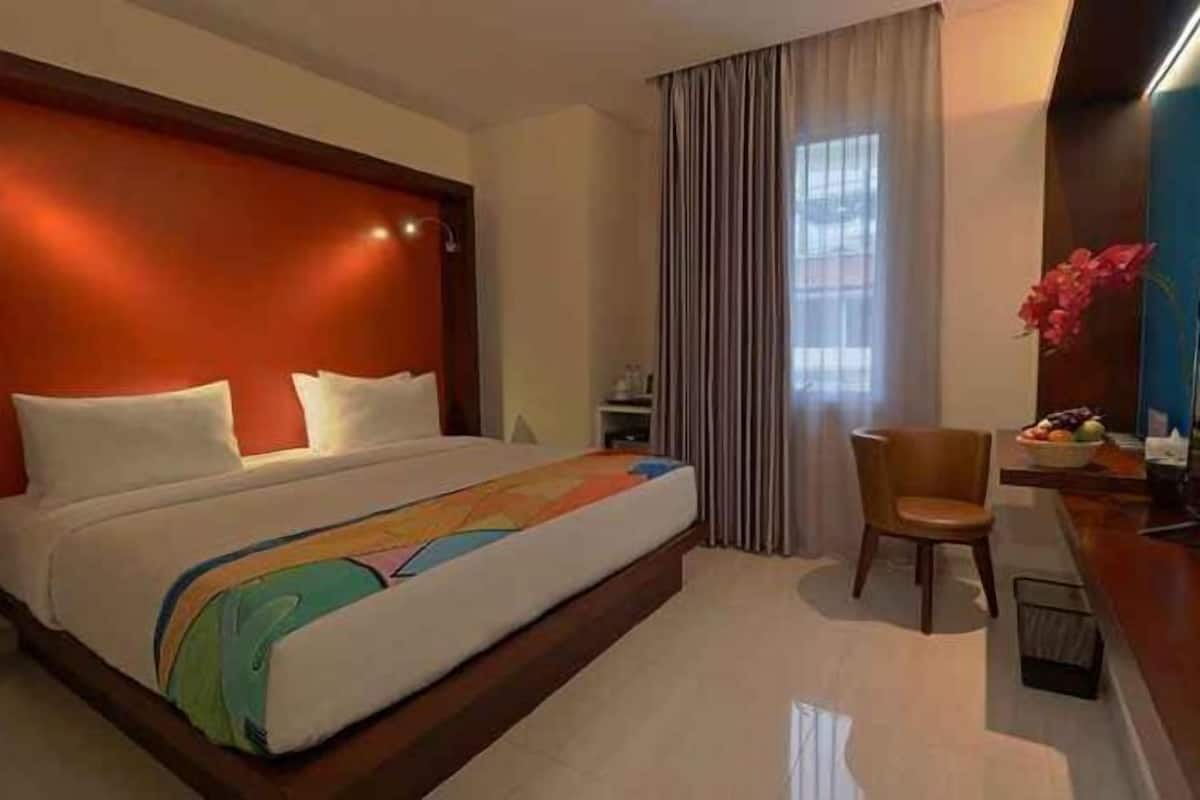 Frigobar, cofres nos quartos, escrivaninha, Wi-Fi de cortesia