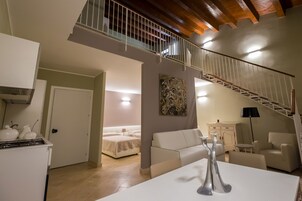 Suite Superior, acesso à piscina, vista para o jardim | Cozinha privada | Um frigorífico, um micro-ondas no espaço comum, um forno