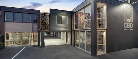 Fachada da propriedade à noite