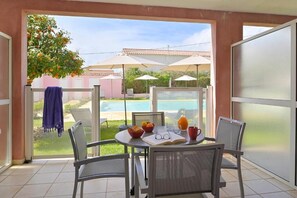 Apartamento, acesso à piscina, vista para a piscina (Rez de jardin) | Fachada