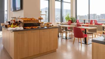 Pequeno-almoço tipo buffet diário (14 EUR por pessoa)