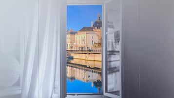 Escrivaninha, quartos à prova de som, Wi-Fi de cortesia, roupa de cama