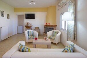 Villa, 3 quartos, vista para a montanha | Sala | Televisor de ecrã plano de 32 polegadas com canais digitais, televisor